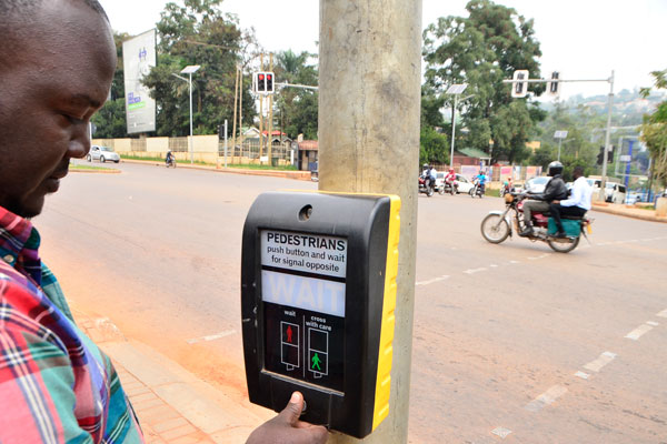 How does a Pedestrian Push Button on Traffic Lights work? - Dignited
