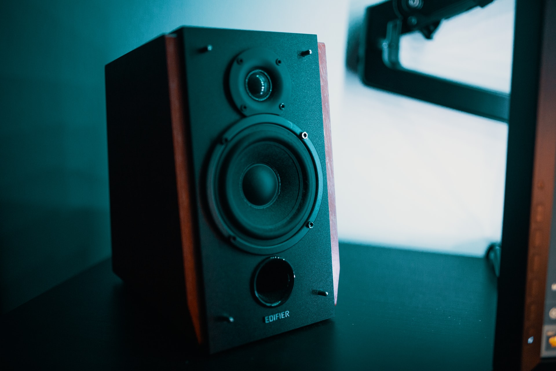 Turn Old Wired Speakers Into Wireless Ones With a Bluetooth Receiver Turn Old Wired Speakers Into Wireless Ones With a Bluetooth Receiver
